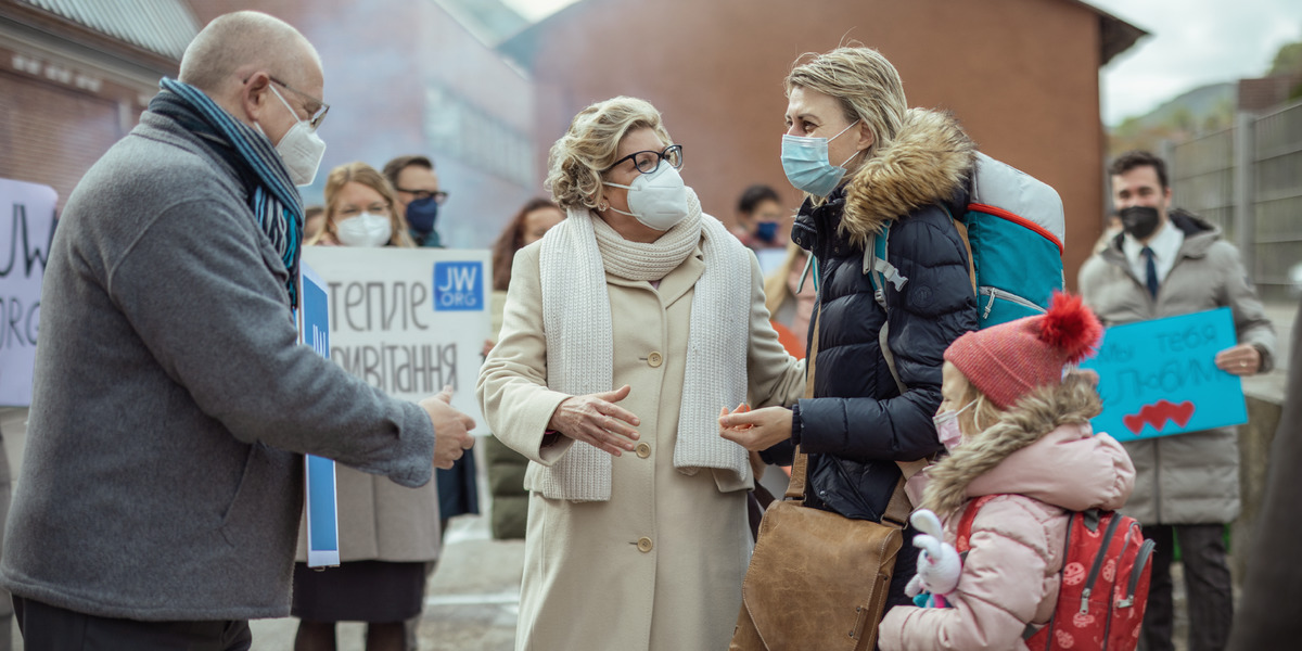 How Jehovah Answers Our Prayers | Watchtower Study