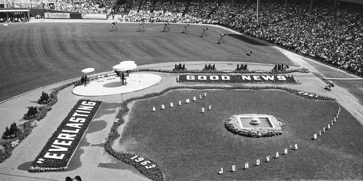 Remembering the “Around the World” Assembly of Jehovah’s Witnesses