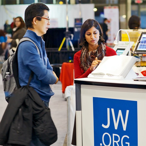 Promoção do site JW.ORG na feira do livro de Toronto
