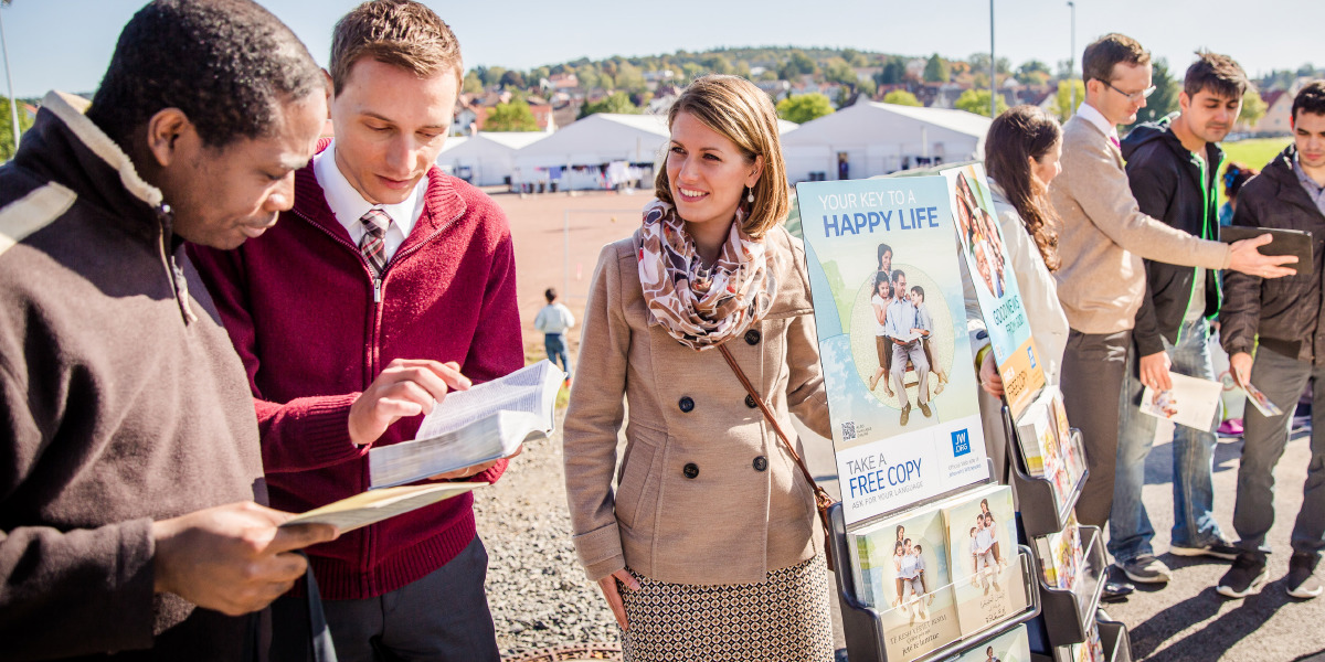 Jehovah’s Witnesses Help Refugees in Central Europe