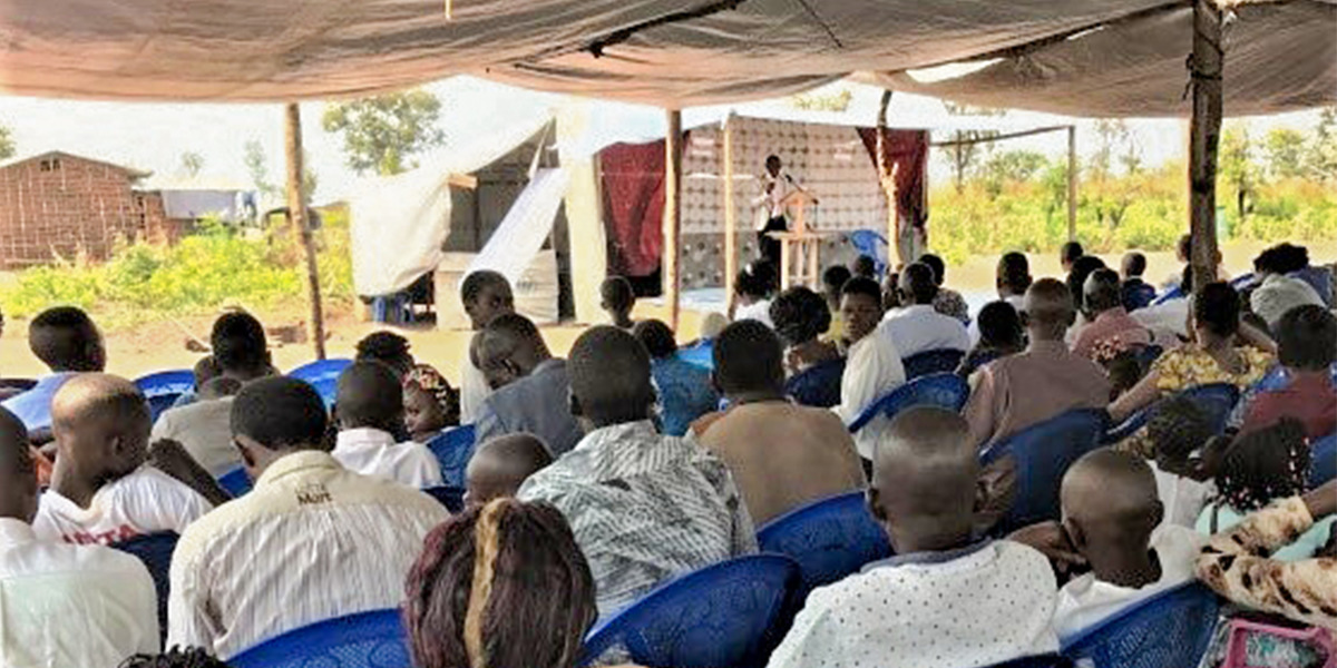 在安哥拉的難民營舉行林加拉語和奇盧伯語分區大會